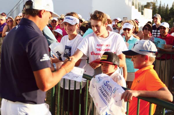 Kids autograph zone a hit with young fans | News, Sports, Jobs - Maui News